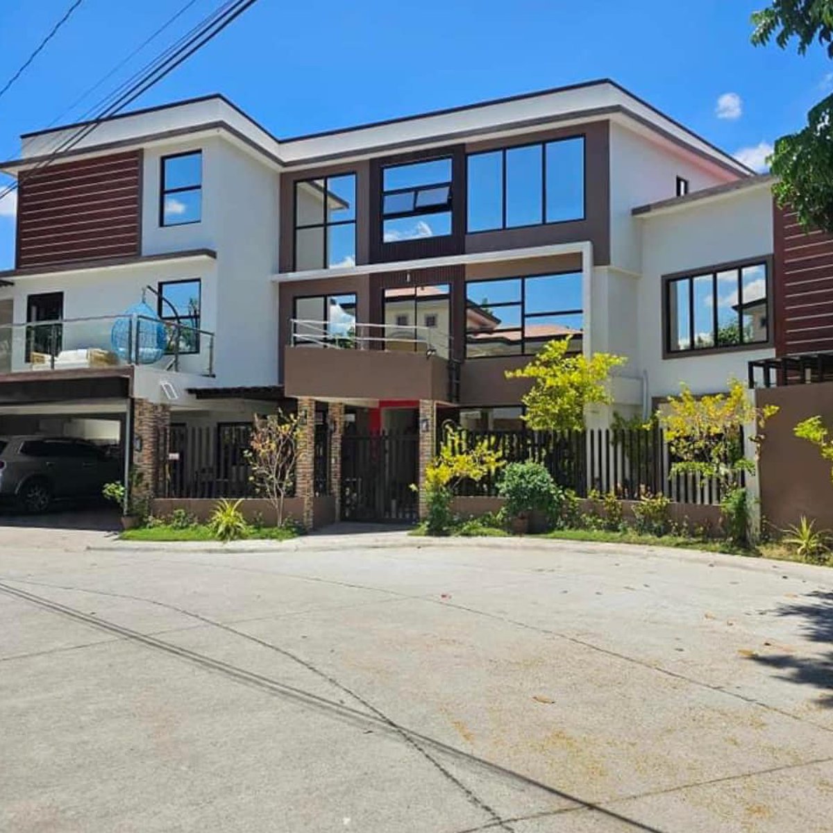 6-bedroom Single Detached House For Sale in Clark Manor Mabalacat ...