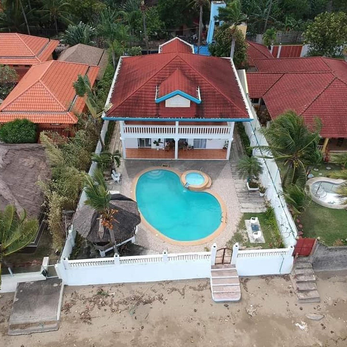 7-Bedroom Beach House and Lot Sale with Swimming Pool in Carmen, Cebu ...