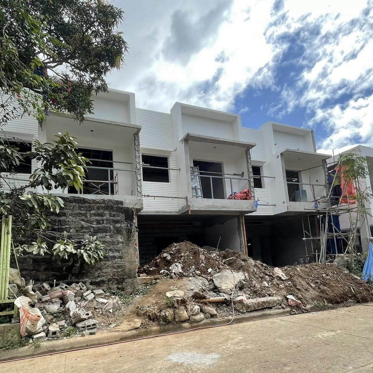 BRAND NEW 2_Storey TRIPLEX TOWNHOMES near Robinsons Mall Antipolo ...