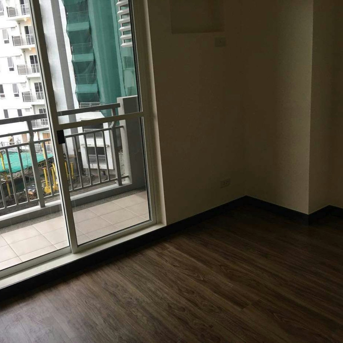 Discover urban living at its finest! Bare 1BR condo for lease! [Condo 🏙 ...