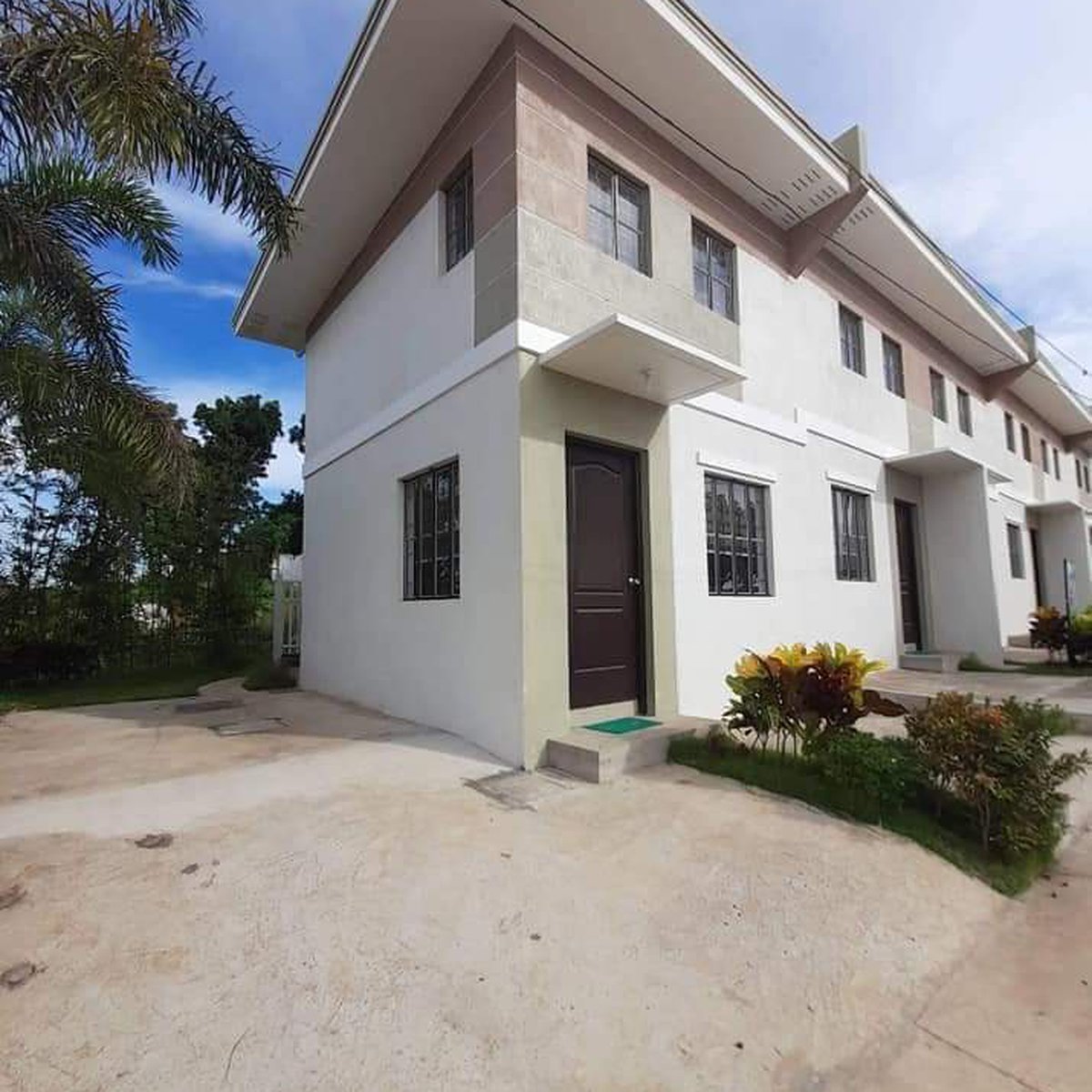 Low Downpayment 2 Bedroom Townhouse in Naic [Houses and Lots 🏘️] (May ...