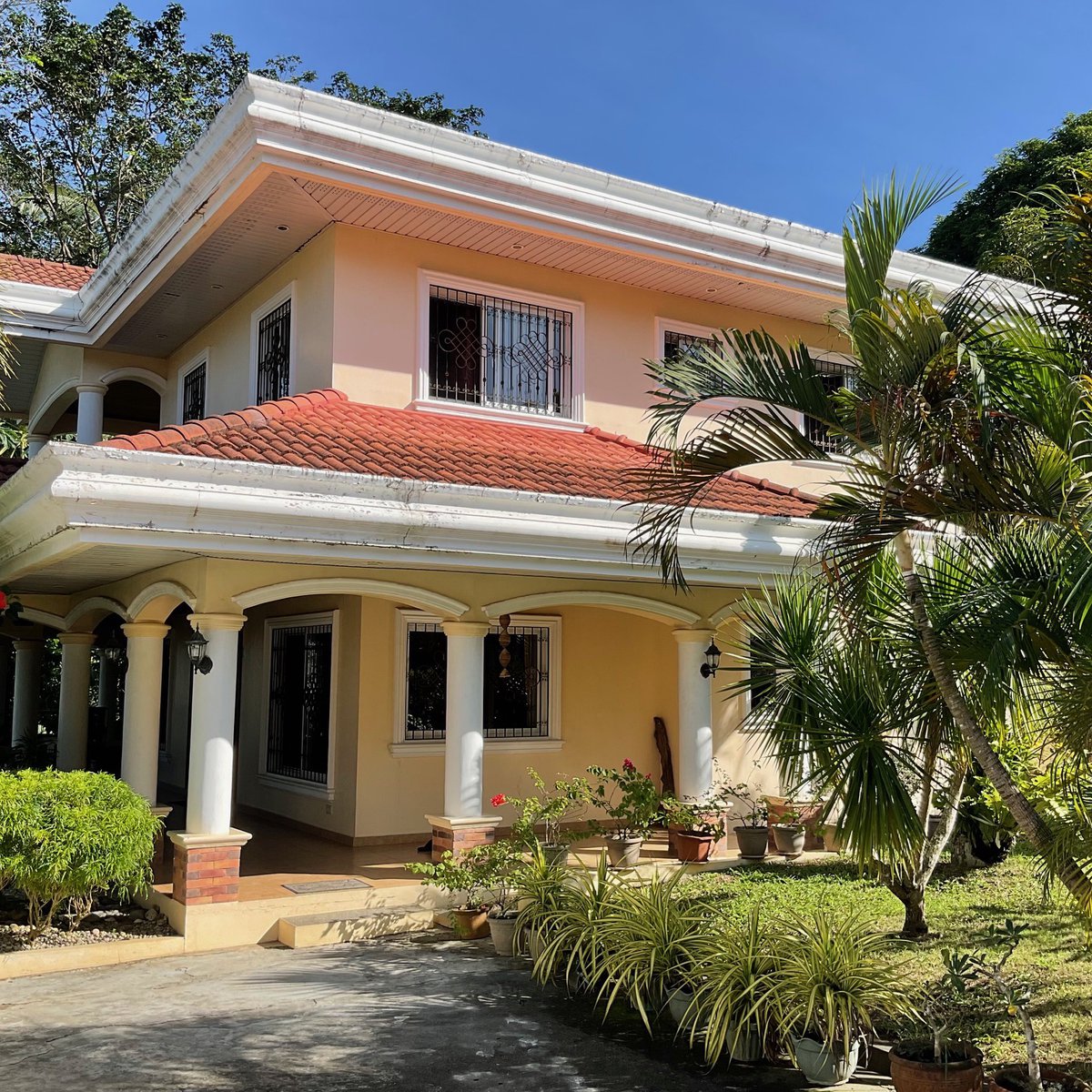 Elegant 2-storey residential building in an attractive, elevated place ...