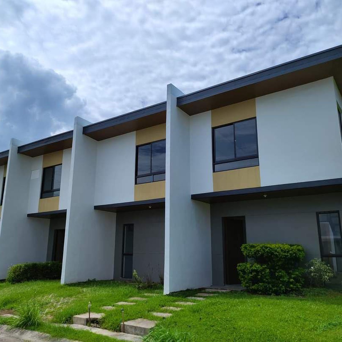 Two Storey house Series 40 Inner unit-Amaia Scapes Capas [House and Lot ...
