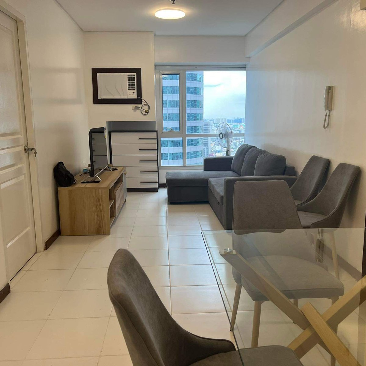 Along ayala ave,near rcbc,near makati medical, near alphaland,FEU ...