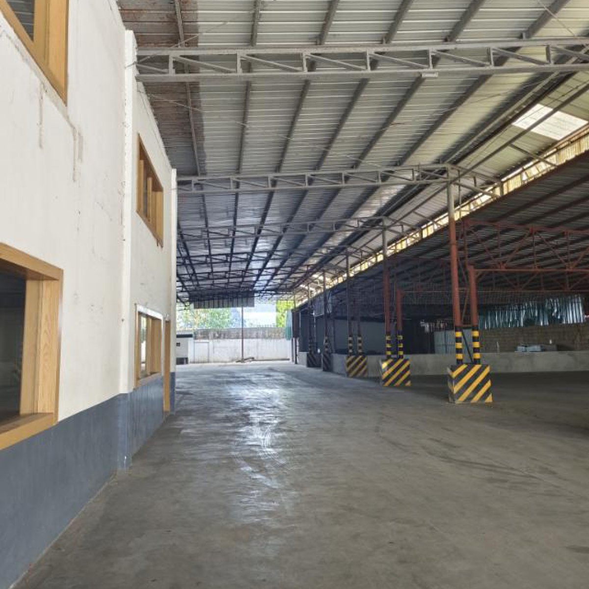 Open Warehouse in Carmona Business Park with attached office ...