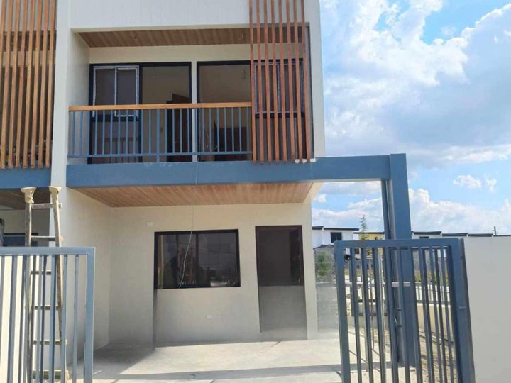 3 Bedroom and 2 Toilet bath with Fence and Gate [Houses and Lots 🏘️ ...