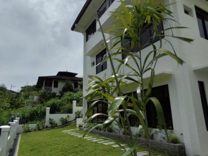 Brand new Downhill House with 4 Bedrooms and View of Golf Course for ...