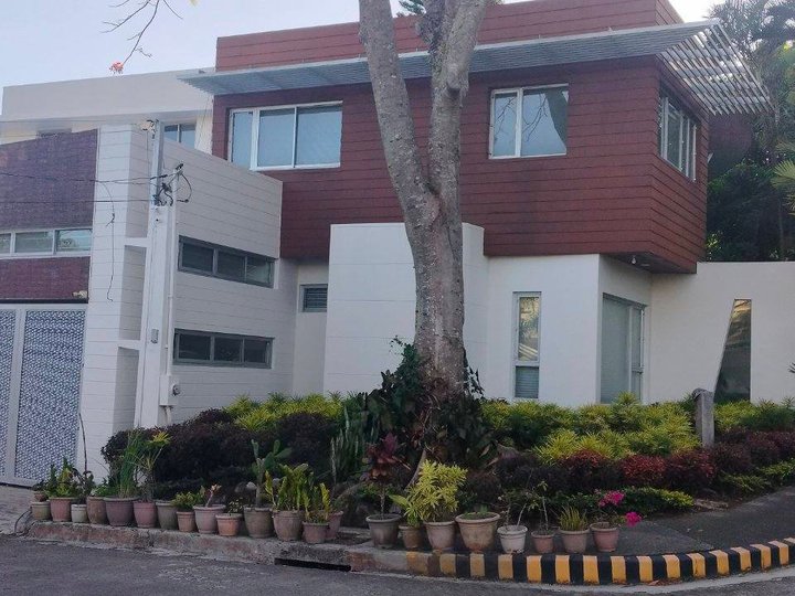 Sensational 5-Bedroom House and Lot for Sale in Tagaytay Royale Estate ...