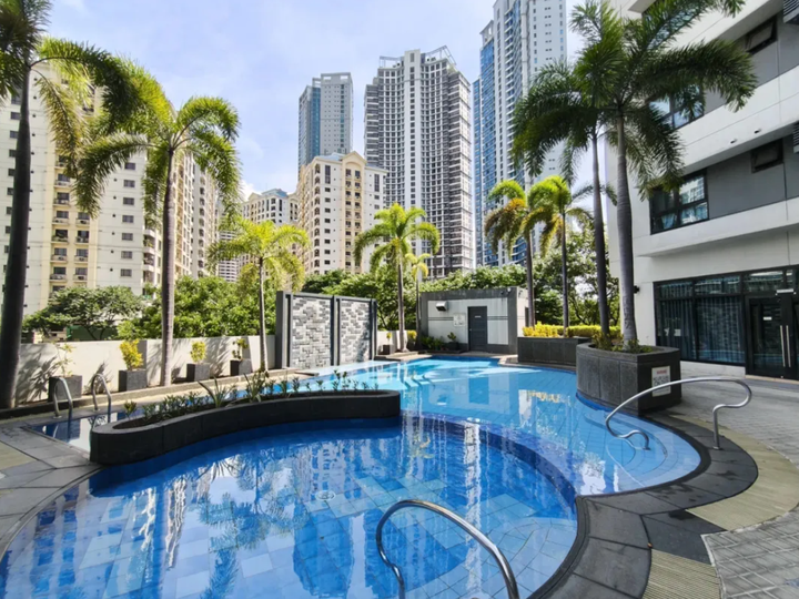 Fort Residences condo in BGC, Forbes Town Center, The Landmark BGC, St ...